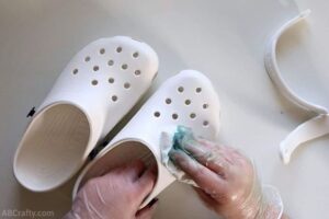 How to Clean Crocs (6 Alternative Ways & Different Types)