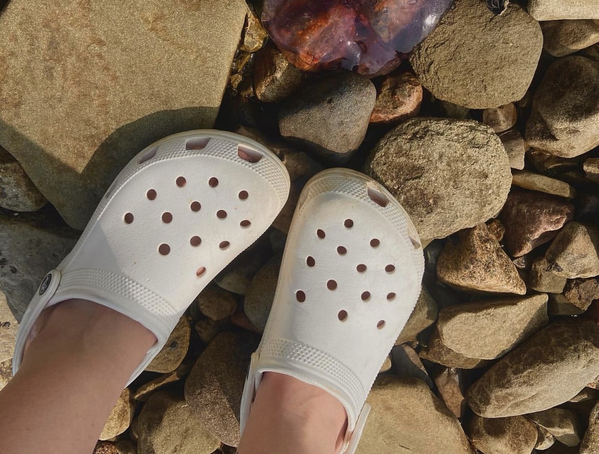 How to Clean White Crocs (6 Easiest Steps & Alternative Methods)